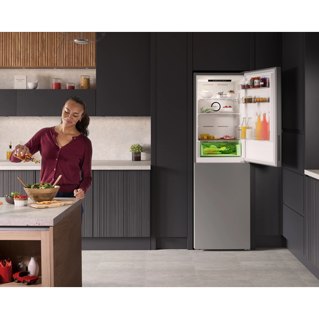 Freestanding AeroActive Fridge Freezer VitaminCare KND24692VG